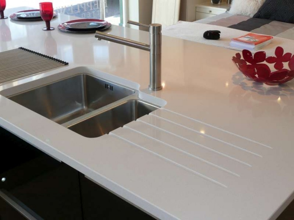 Draining grooves on quartz worktops. - Quartz